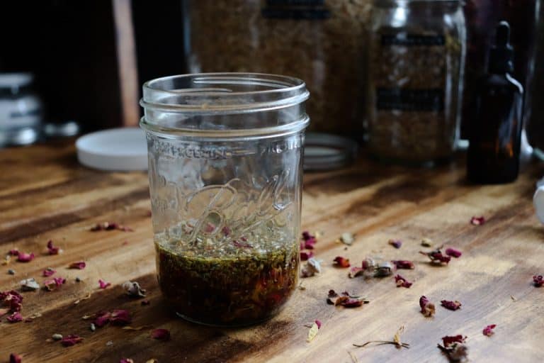 Gamechanging Solar-Infused Herbal Facial Oil - Tulips and Twill